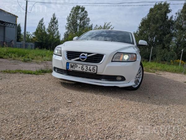 Volvo S40 2011 Rīga vietnē Balts Volvo S40 2011 Rīga, ar dzinēja tilpumu 1.60 L un nobraukumu 360 tūkst. km par 2300 €, foto 4 vietnē AUTOMOTO.COM.LV