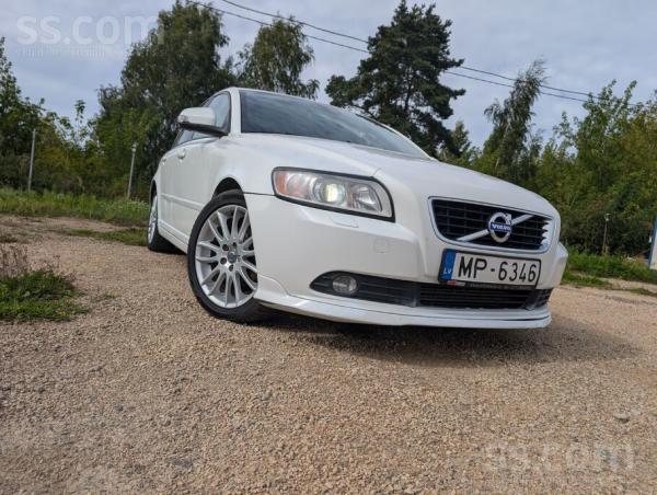 Volvo S40 2011 Rīga vietnē Balts Volvo S40 2011 Rīga, ar dzinēja tilpumu 1.60 L un nobraukumu 360 tūkst. km par 2300 €, foto 5 vietnē AUTOMOTO.COM.LV
