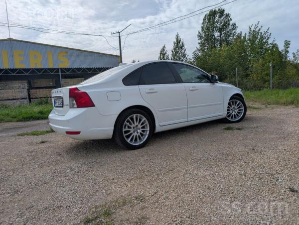 Volvo S40 2011 Rīga vietnē Balts Volvo S40 2011 Rīga, ar dzinēja tilpumu 1.60 L un nobraukumu 360 tūkst. km par 2300 €, foto 10 vietnē AUTOMOTO.COM.LV