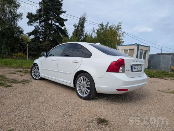 Volvo S40 2011 Rīga vietnē Balts Volvo S40 2011 Rīga, ar dzinēja tilpumu 1.60 L un nobraukumu 360 tūkst. km par 2300 €, foto 11 vietnē AUTOMOTO.COM.LV