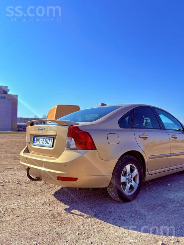 Yellow Volvo S40 2007 in Jelgava, with an engine capacity of 1.60 L and mileage of 401 thousand km for 1850 €, photo 5 on AUTOMOTO.COM.LV