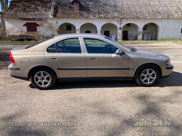 Beige Volvo S60 2002 in Voru, with an engine capacity of 2.40 L and mileage of 364 thousand km for 2300 €, photo 6 on AUTOMOTO.COM.LV