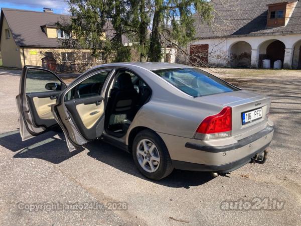 Beige Volvo S60 2002 in Voru, with an engine capacity of 2.40 L and mileage of 364 thousand km for 2300 €, photo 7 on AUTOMOTO.COM.LV