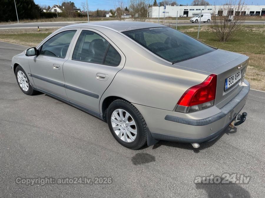 Beige Volvo S60 2003 in Tallinn, with an engine capacity of 2.40 L and mileage of 235 thousand km for 1500 €, photo 6 on AUTOMOTO.COM.LV