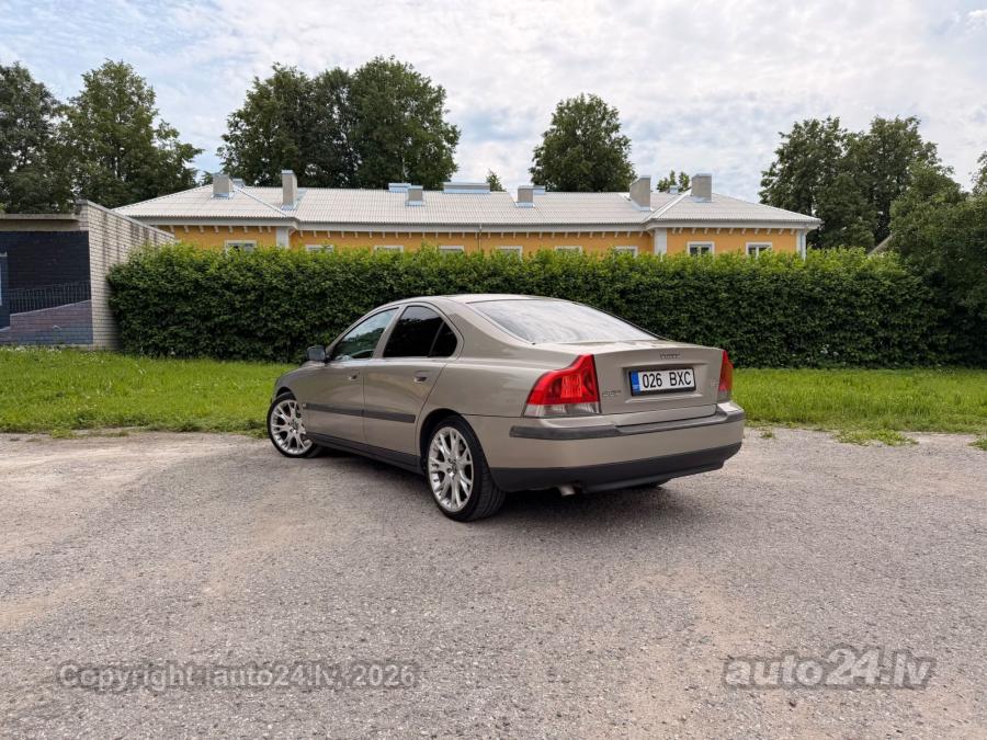 Smilšu krāsa Volvo S60 2004 Tallina, ar dzinēja tilpumu 2.40 L un nobraukumu 314 tūkst. km par 3500 €, foto 3 vietnē AUTOMOTO.COM.LV