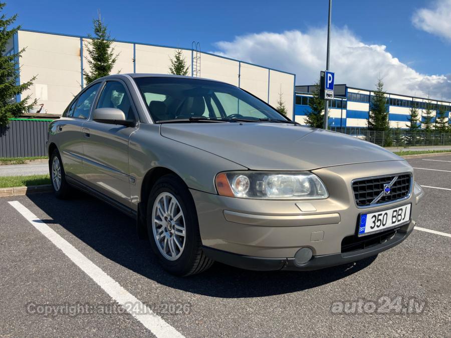 Smilšu krāsa Volvo S60 2004 Tallina, ar dzinēja tilpumu 2.40 L un nobraukumu 219 tūkst. km par 3000 €, foto 4 vietnē AUTOMOTO.COM.LV