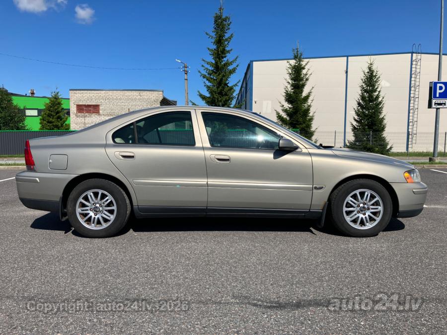 Smilšu krāsa Volvo S60 2004 Tallina, ar dzinēja tilpumu 2.40 L un nobraukumu 219 tūkst. km par 3000 €, foto 8 vietnē AUTOMOTO.COM.LV