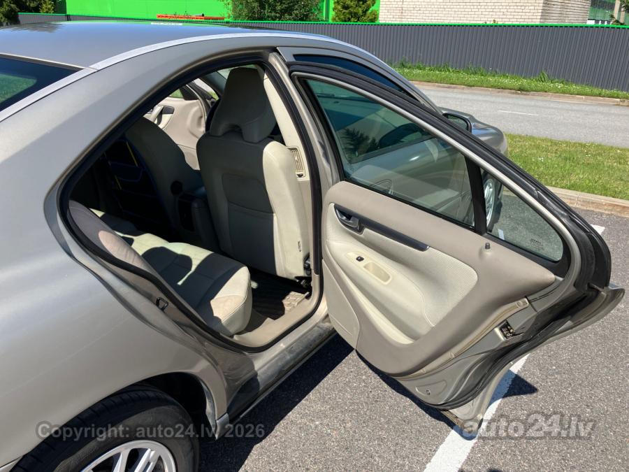 Smilšu krāsa Volvo S60 2004 Tallina, ar dzinēja tilpumu 2.40 L un nobraukumu 219 tūkst. km par 3000 €, foto 11 vietnē AUTOMOTO.COM.LV