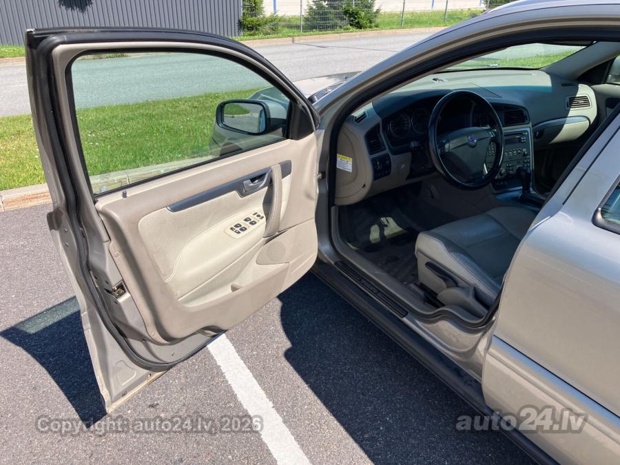Smilšu krāsa Volvo S60 2004 Tallina, ar dzinēja tilpumu 2.40 L un nobraukumu 219 tūkst. km par 3000 €, foto 12 vietnē AUTOMOTO.COM.LV