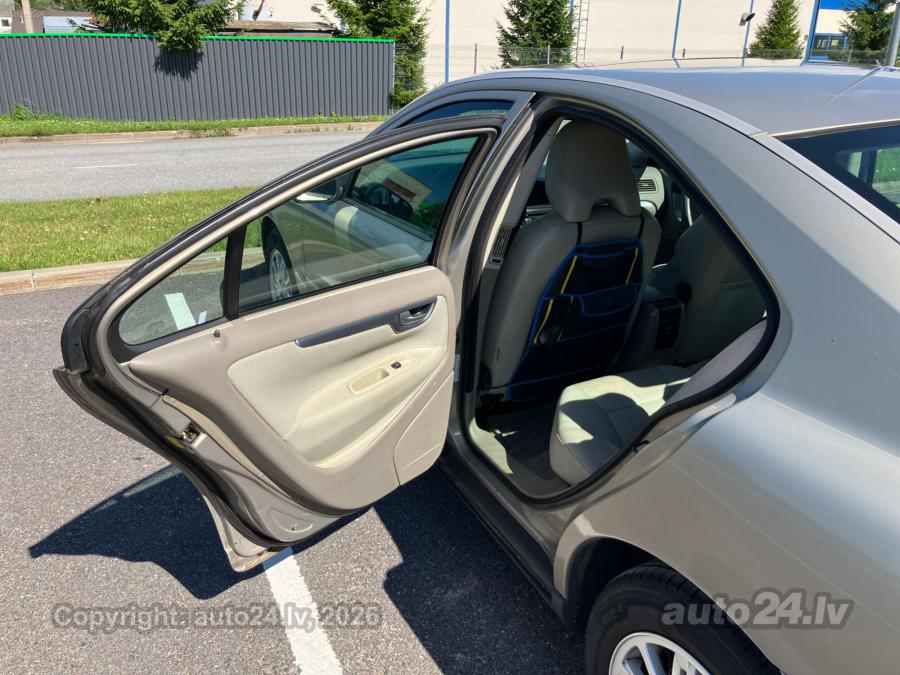 Smilšu krāsa Volvo S60 2004 Tallina, ar dzinēja tilpumu 2.40 L un nobraukumu 219 tūkst. km par 3000 €, foto 13 vietnē AUTOMOTO.COM.LV