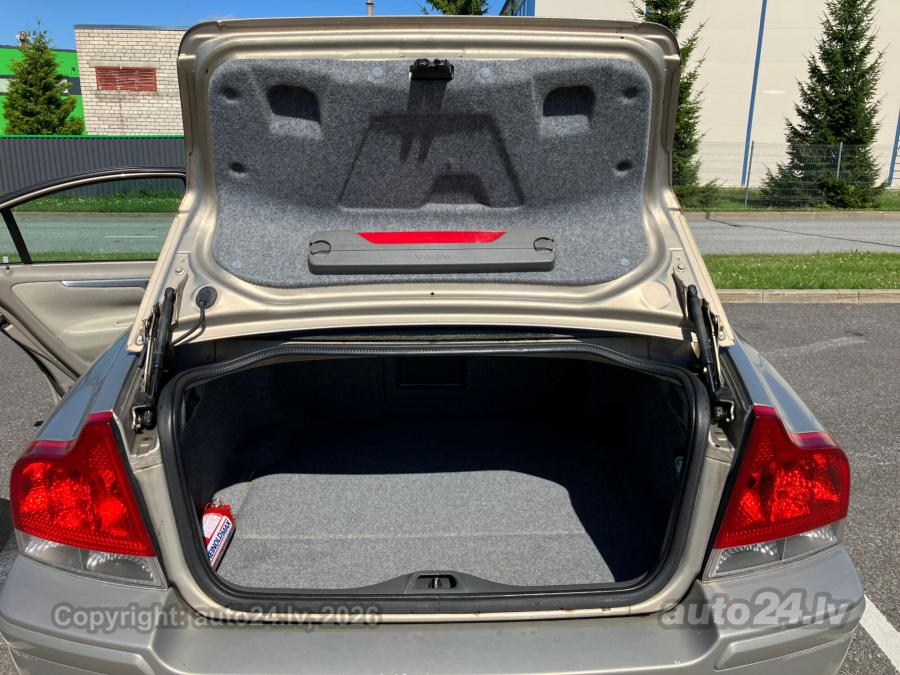 Smilšu krāsa Volvo S60 2004 Tallina, ar dzinēja tilpumu 2.40 L un nobraukumu 219 tūkst. km par 3000 €, foto 14 vietnē AUTOMOTO.COM.LV