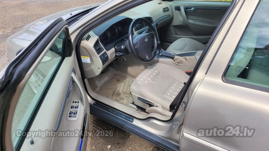 Beige Volvo S60 2005 in Tallinn, with an engine capacity of 2.40 L and mileage of 353 thousand km for 1990 €, photo 6 on AUTOMOTO.COM.LV
