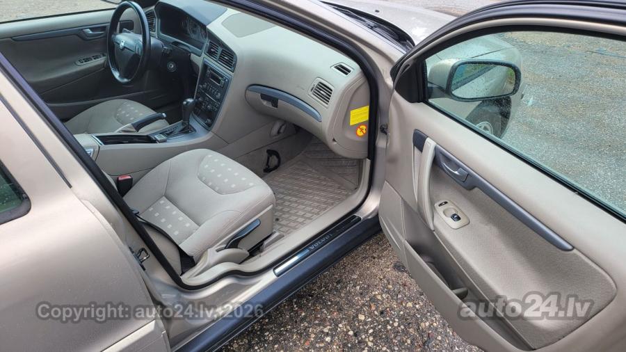 Beige Volvo S60 2005 in Tallinn, with an engine capacity of 2.40 L and mileage of 353 thousand km for 1990 €, photo 8 on AUTOMOTO.COM.LV