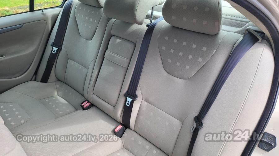 Beige Volvo S60 2005 in Tallinn, with an engine capacity of 2.40 L and mileage of 353 thousand km for 1990 €, photo 9 on AUTOMOTO.COM.LV