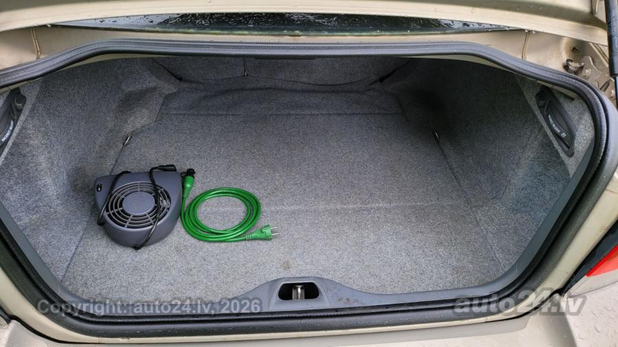 Beige Volvo S60 2005 in Tallinn, with an engine capacity of 2.40 L and mileage of 353 thousand km for 1990 €, photo 11 on AUTOMOTO.COM.LV