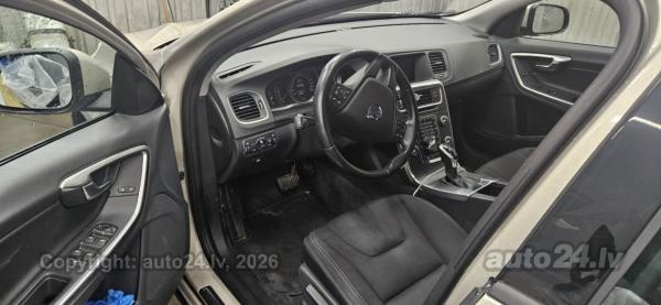 Smilšu krāsa Volvo S60 2016 Tallina, ar dzinēja tilpumu 2.00 L un nobraukumu 203 tūkst. km par 10000 €, foto 3 vietnē AUTOMOTO.COM.LV