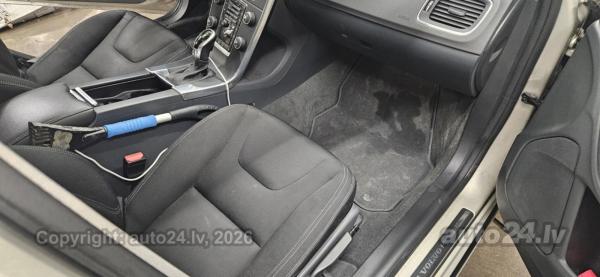 Smilšu krāsa Volvo S60 2016 Tallina, ar dzinēja tilpumu 2.00 L un nobraukumu 203 tūkst. km par 10000 €, foto 8 vietnē AUTOMOTO.COM.LV