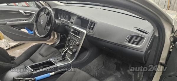 Smilšu krāsa Volvo S60 2016 Tallina, ar dzinēja tilpumu 2.00 L un nobraukumu 203 tūkst. km par 10000 €, foto 9 vietnē AUTOMOTO.COM.LV