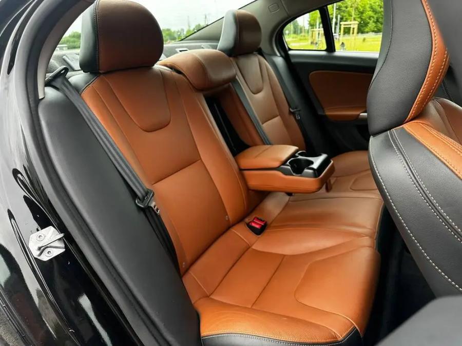 Melns Volvo S60 2015 Jelgava, ar dzinēja tilpumu 2.00 L un nobraukumu 204 tūkst. km par 8990 €, foto 13 vietnē AUTOMOTO.COM.LV