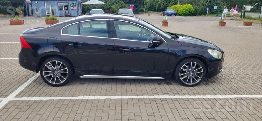 Black Volvo S60 2010 in Riga, with an engine capacity of 2.40 L and mileage of 282 thousand km for 5800 €, photo 4 on AUTOMOTO.COM.LV