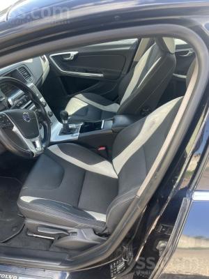 Black Volvo S60 2011 in Riga, with an engine capacity of 2.00 L and mileage of 0 thousand km for 4400 €, photo 7 on AUTOMOTO.COM.LV
