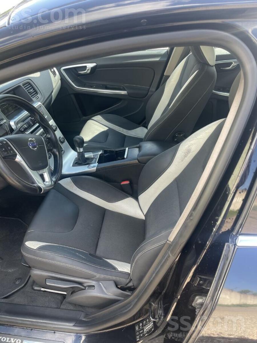 Black Volvo S60 2011 in Riga, with an engine capacity of 2.00 L and mileage of 0 thousand km for 4400 €, photo 7 on AUTOMOTO.COM.LV