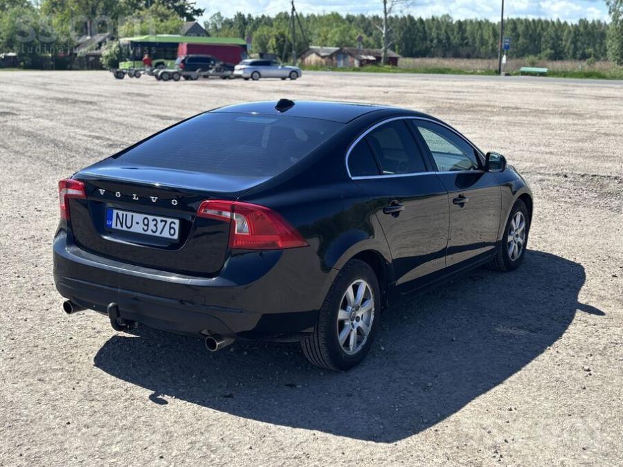 Black Volvo S60 2011 in Riga, with an engine capacity of 1.60 L and mileage of 250 thousand km for 5800 €, photo 8 on AUTOMOTO.COM.LV