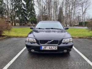 Black Volvo S60 2001 in Riga, with an engine capacity of 2.40 L and mileage of 400 thousand km for 1350 €, photo 5 on AUTOMOTO.COM.LV