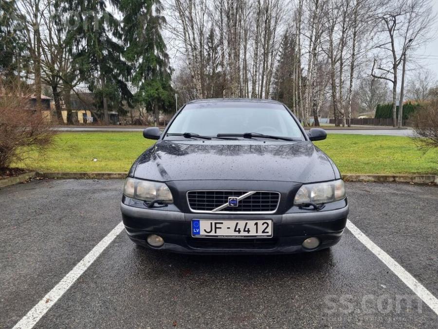Black Volvo S60 2001 in Riga, with an engine capacity of 2.40 L and mileage of 400 thousand km for 1350 €, photo 5 on AUTOMOTO.COM.LV