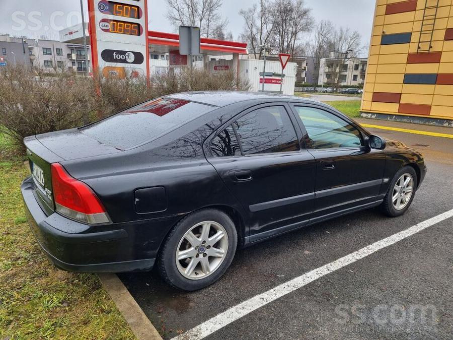 Black Volvo S60 2001 in Riga, with an engine capacity of 2.40 L and mileage of 400 thousand km for 1350 €, photo 8 on AUTOMOTO.COM.LV