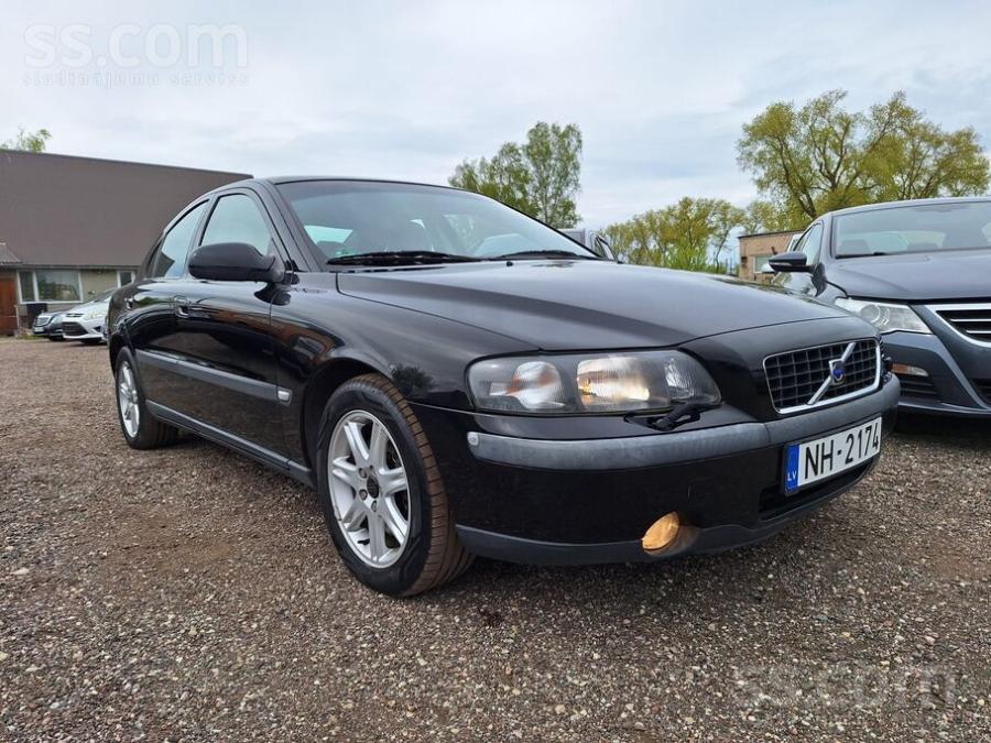 Black Volvo S60 2001 in Daugavpils, with an engine capacity of 2.40 L and mileage of 0 thousand km for 3050 €, photo 1 on AUTOMOTO.COM.LV