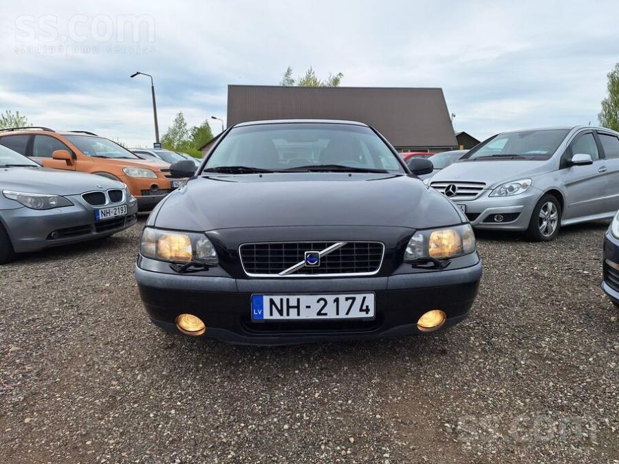 Black Volvo S60 2001 in Daugavpils, with an engine capacity of 2.40 L and mileage of 0 thousand km for 3050 €, photo 2 on AUTOMOTO.COM.LV
