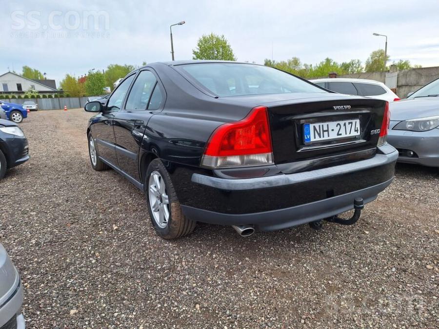 Black Volvo S60 2001 in Daugavpils, with an engine capacity of 2.40 L and mileage of 0 thousand km for 3050 €, photo 4 on AUTOMOTO.COM.LV
