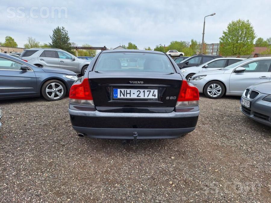 Black Volvo S60 2001 in Daugavpils, with an engine capacity of 2.40 L and mileage of 0 thousand km for 3050 €, photo 5 on AUTOMOTO.COM.LV
