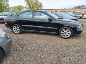Black Volvo S60 2001 in Daugavpils, with an engine capacity of 2.40 L and mileage of 0 thousand km for 3050 €, photo 6 on AUTOMOTO.COM.LV