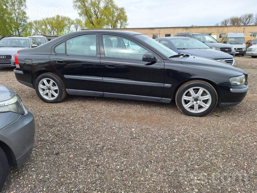 Black Volvo S60 2001 in Daugavpils, with an engine capacity of 2.40 L and mileage of 0 thousand km for 3050 €, photo 6 on AUTOMOTO.COM.LV
