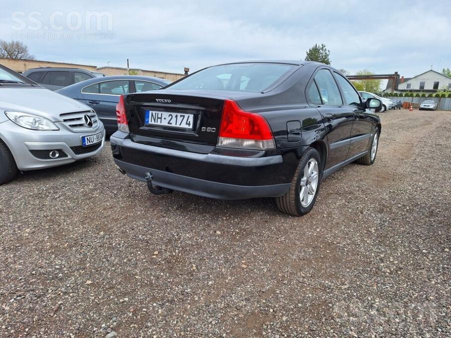 Black Volvo S60 2001 in Daugavpils, with an engine capacity of 2.40 L and mileage of 0 thousand km for 3050 €, photo 7 on AUTOMOTO.COM.LV