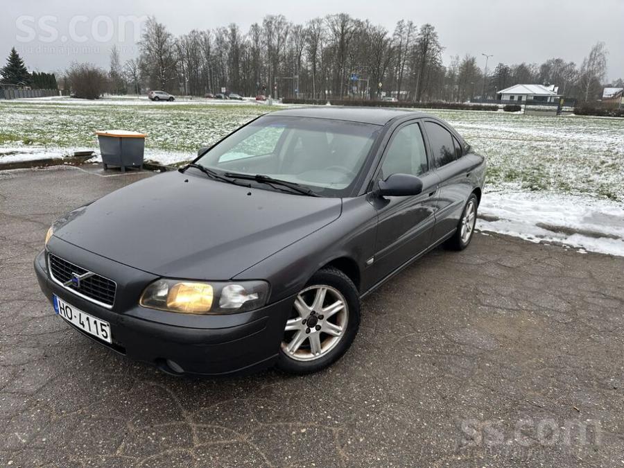 Melns Volvo S60 2001 Jelgava, ar dzinēja tilpumu 2.40 L un nobraukumu 413 tūkst. km par 1000 €, foto 1 vietnē AUTOMOTO.COM.LV