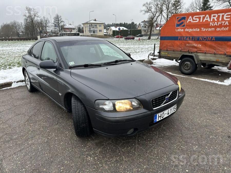 Melns Volvo S60 2001 Jelgava, ar dzinēja tilpumu 2.40 L un nobraukumu 413 tūkst. km par 1000 €, foto 3 vietnē AUTOMOTO.COM.LV