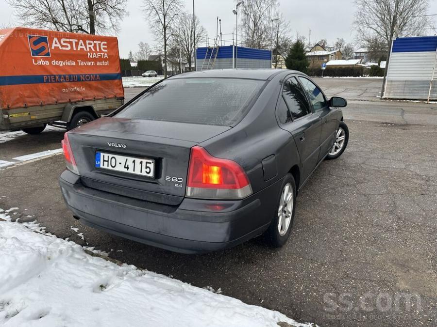 Melns Volvo S60 2001 Jelgava, ar dzinēja tilpumu 2.40 L un nobraukumu 413 tūkst. km par 1000 €, foto 4 vietnē AUTOMOTO.COM.LV