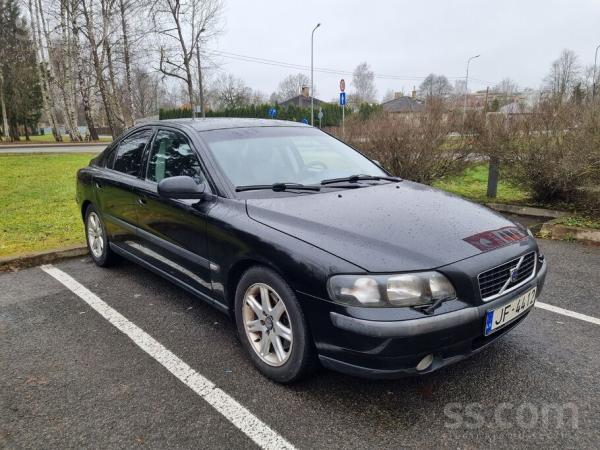 Black Volvo S60 2001 in Riga, with an engine capacity of 2.40 L and mileage of 400 thousand km for 1200 €, photo 1 on AUTOMOTO.COM.LV