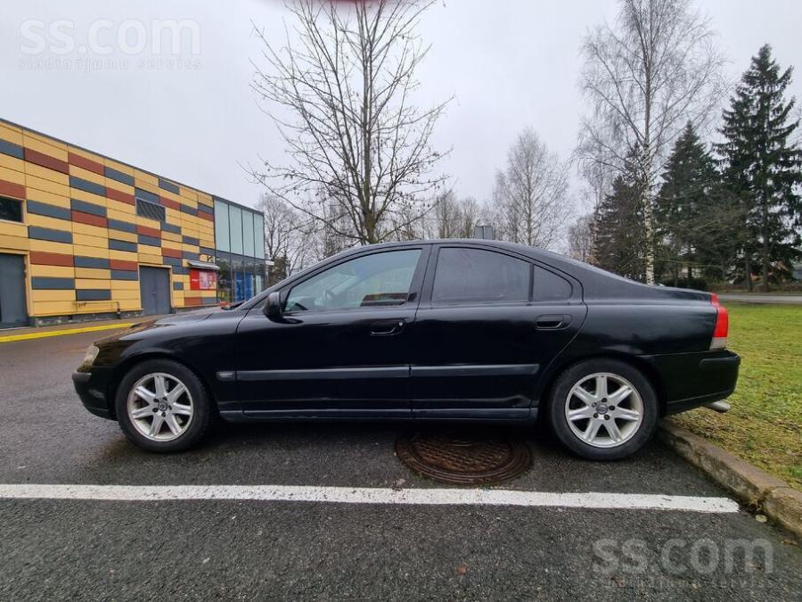 Black Volvo S60 2001 in Riga, with an engine capacity of 2.40 L and mileage of 400 thousand km for 1200 €, photo 3 on AUTOMOTO.COM.LV