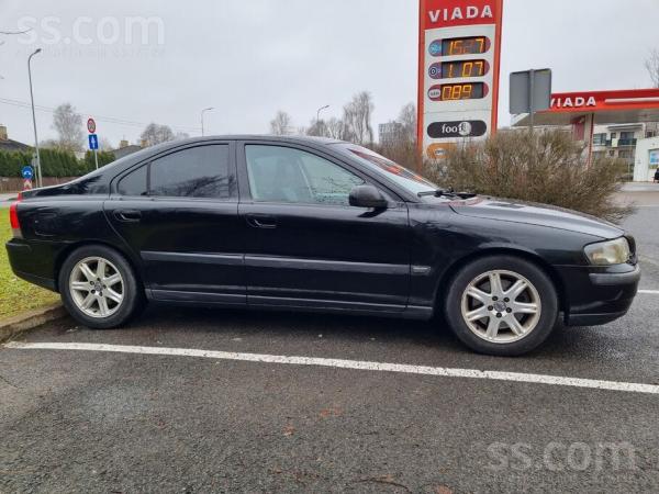 Black Volvo S60 2001 in Riga, with an engine capacity of 2.40 L and mileage of 400 thousand km for 1200 €, photo 4 on AUTOMOTO.COM.LV