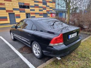 Black Volvo S60 2001 in Riga, with an engine capacity of 2.40 L and mileage of 400 thousand km for 1200 €, photo 5 on AUTOMOTO.COM.LV