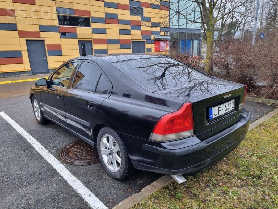 Black Volvo S60 2001 in Riga, with an engine capacity of 2.40 L and mileage of 400 thousand km for 1200 €, photo 5 on AUTOMOTO.COM.LV