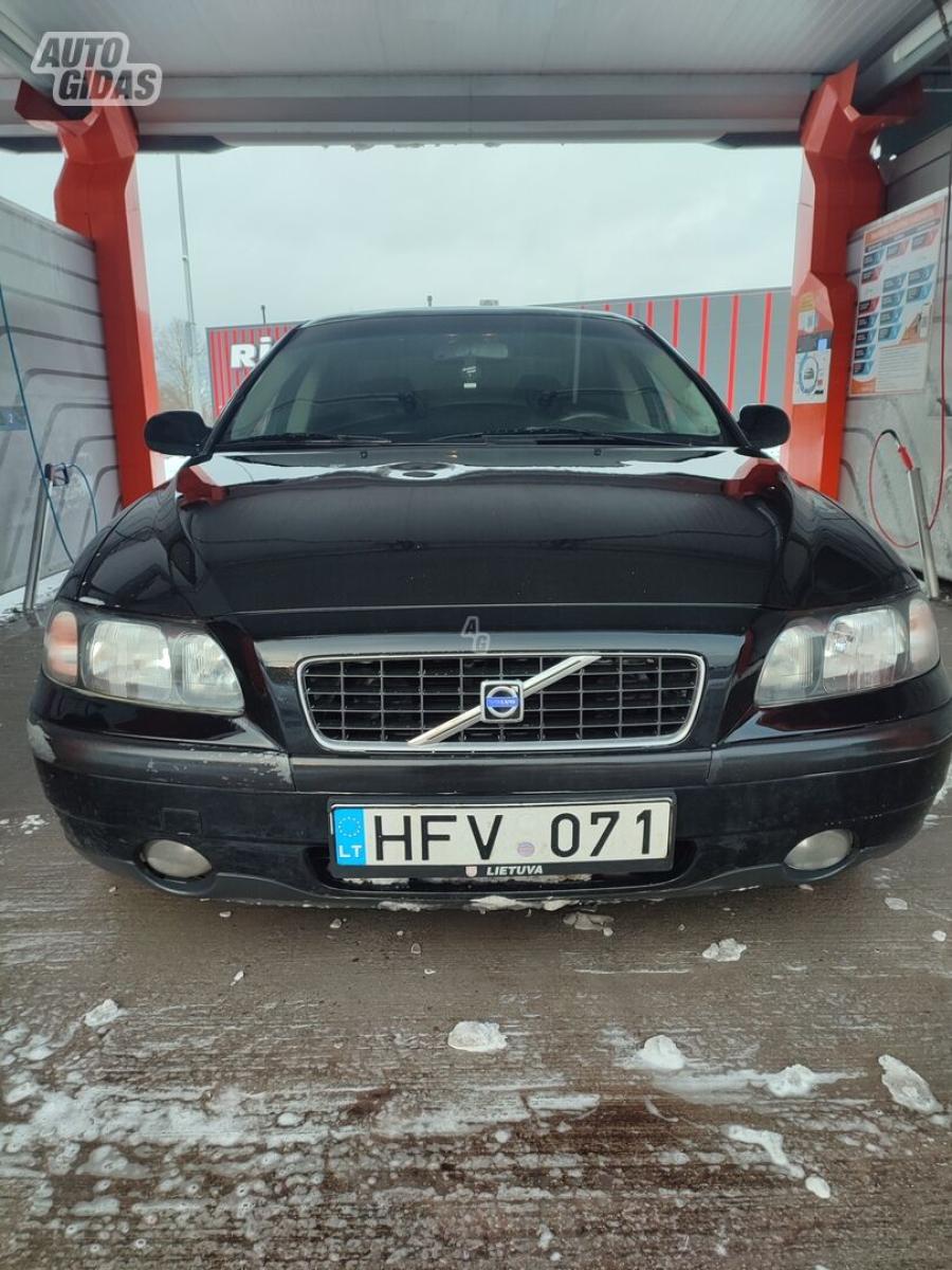 Black Volvo S60 2001 in Vilnius, with an engine capacity of 2.40 L and mileage of 450 thousand km for 650 €, photo 1 on AUTOMOTO.COM.LV