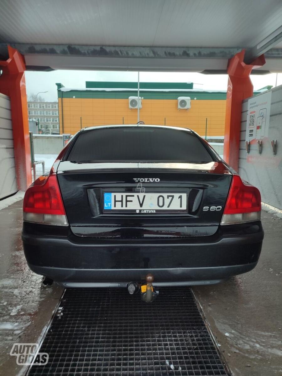 Black Volvo S60 2001 in Vilnius, with an engine capacity of 2.40 L and mileage of 450 thousand km for 650 €, photo 2 on AUTOMOTO.COM.LV