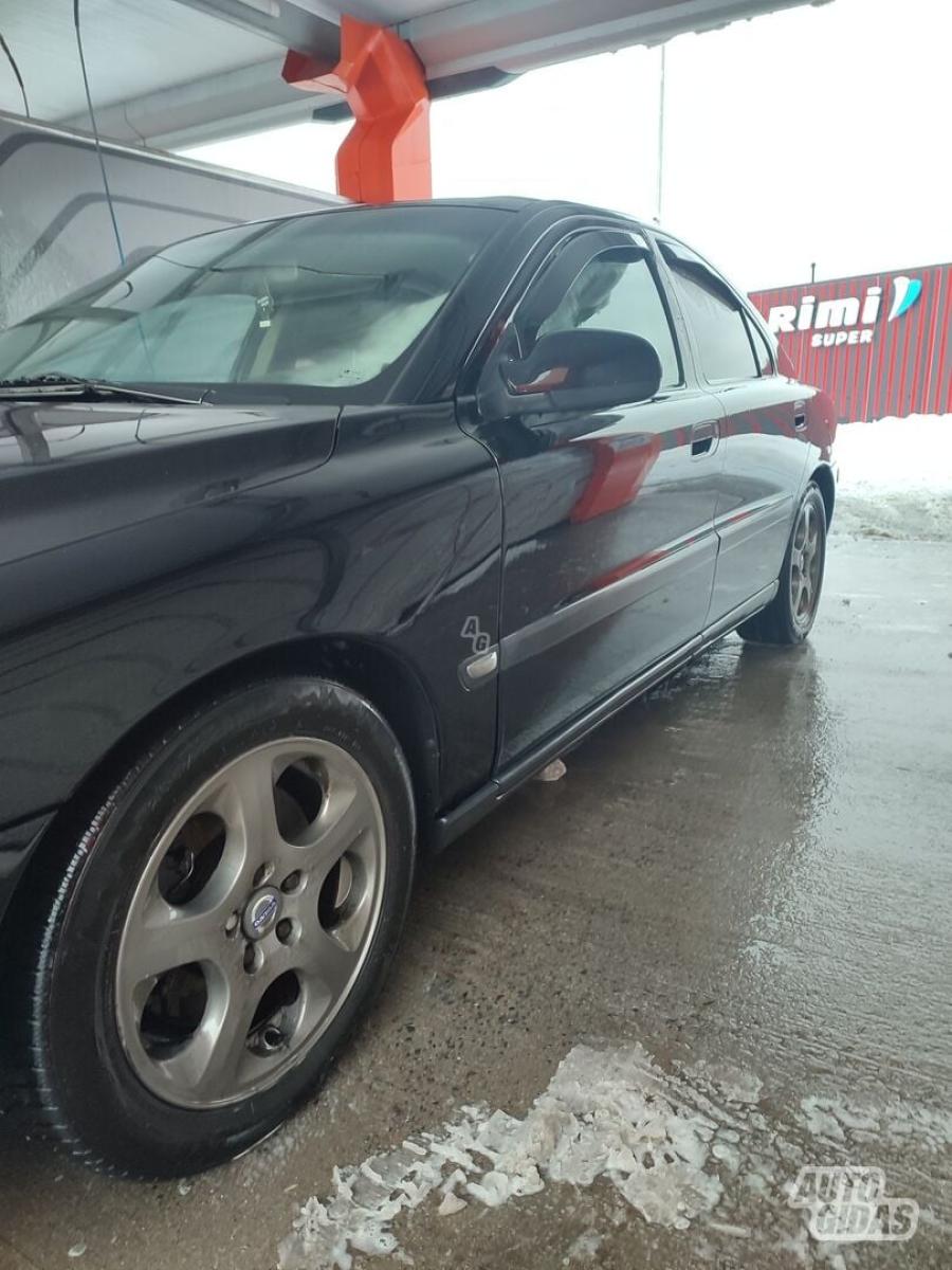 Black Volvo S60 2001 in Vilnius, with an engine capacity of 2.40 L and mileage of 450 thousand km for 650 €, photo 4 on AUTOMOTO.COM.LV