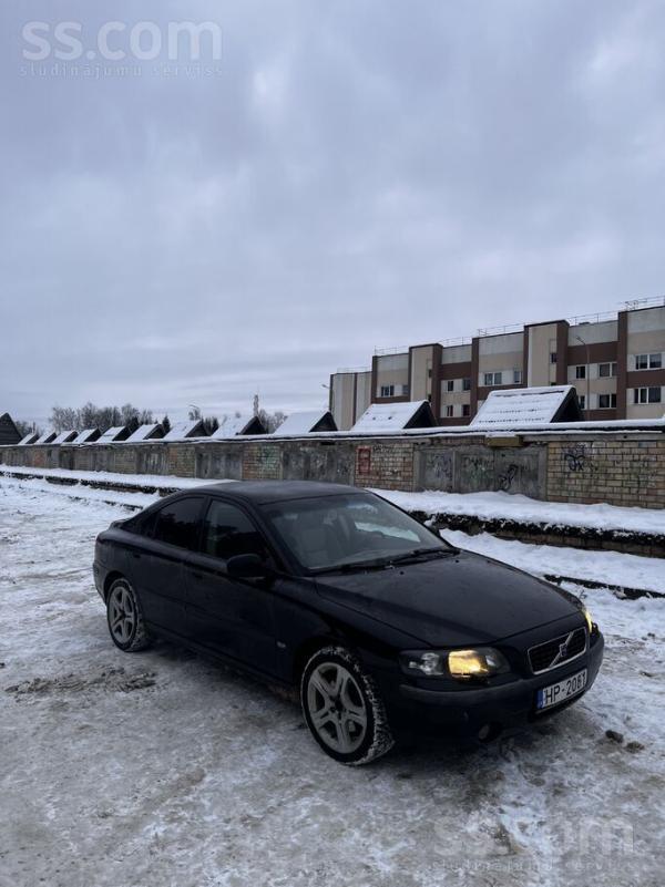 Black Volvo S60 2001 in Jelgava, with an engine capacity of 2.40 L and mileage of 0 thousand km for 1400 €, photo 1 on AUTOMOTO.COM.LV