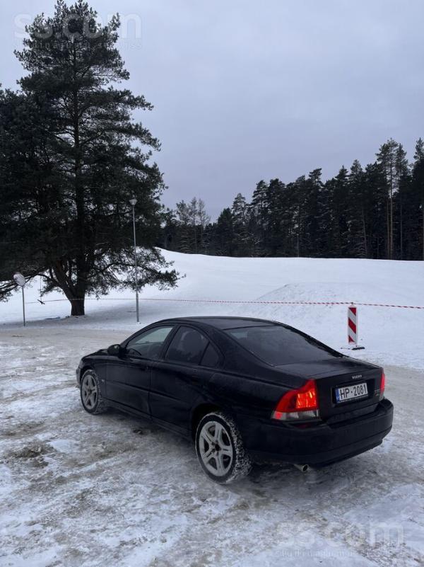 Black Volvo S60 2001 in Jelgava, with an engine capacity of 2.40 L and mileage of 0 thousand km for 1400 €, photo 3 on AUTOMOTO.COM.LV